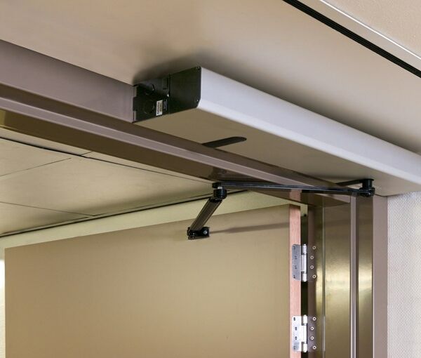 Schlanke Drehflügeltürantriebe ASSA ABLOY SW150 und ASSA ABLOY SW300 ...